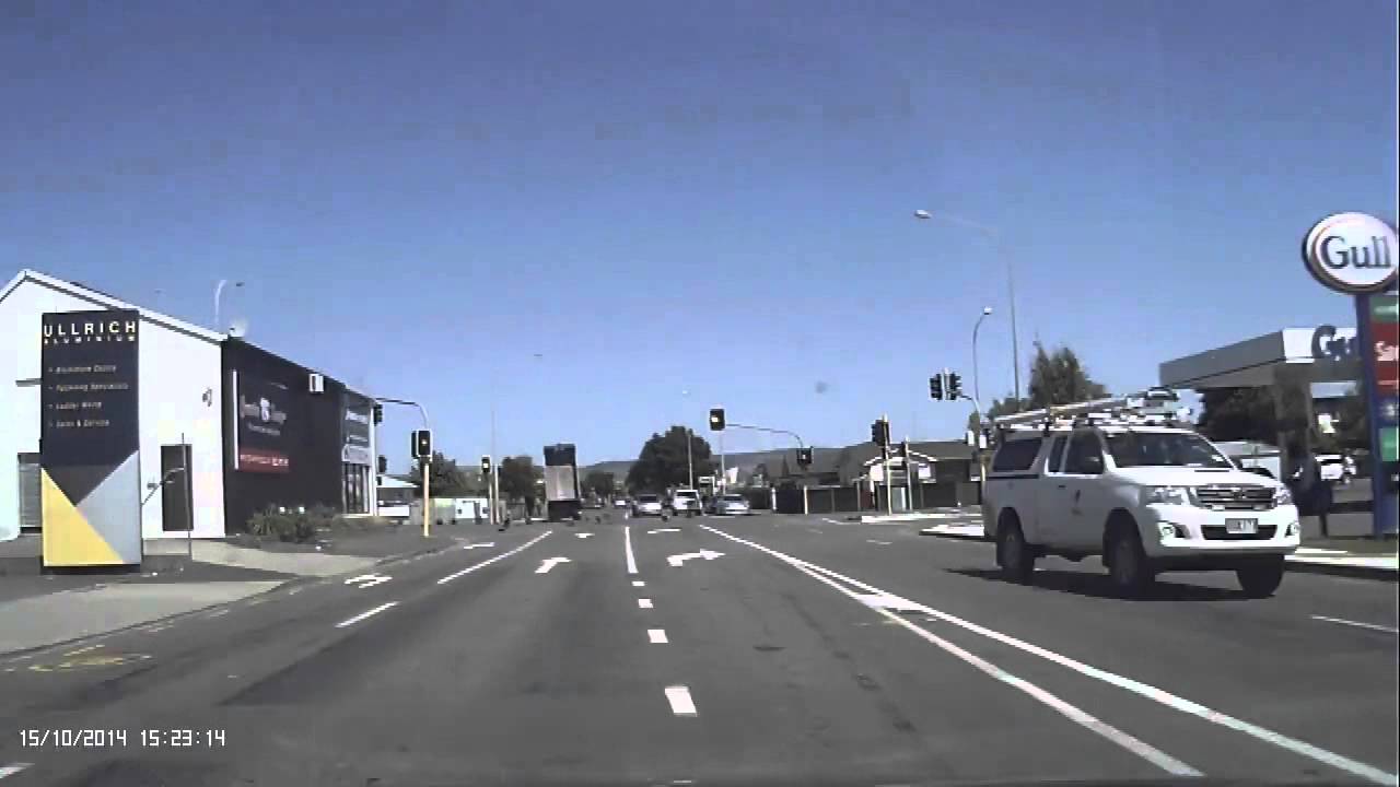 Truck driver destroys traffic light