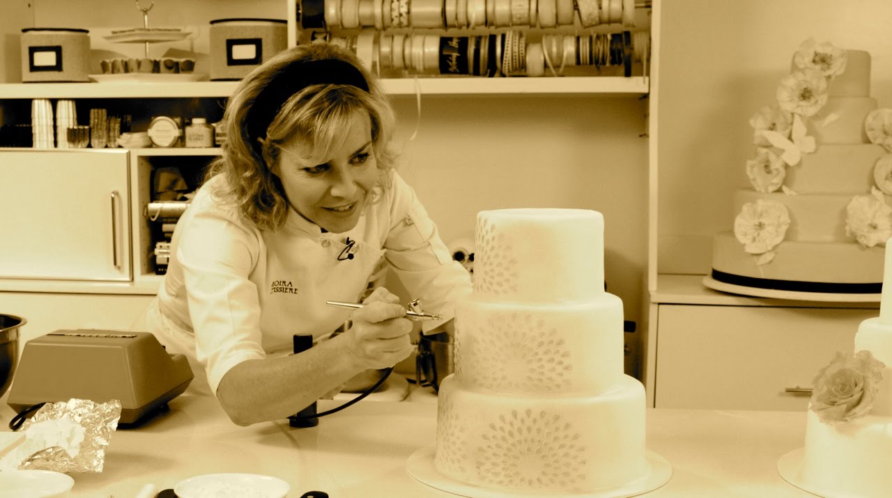 Conoce los secretos para decorar tortas de bodas perfectas y espectaculares.
