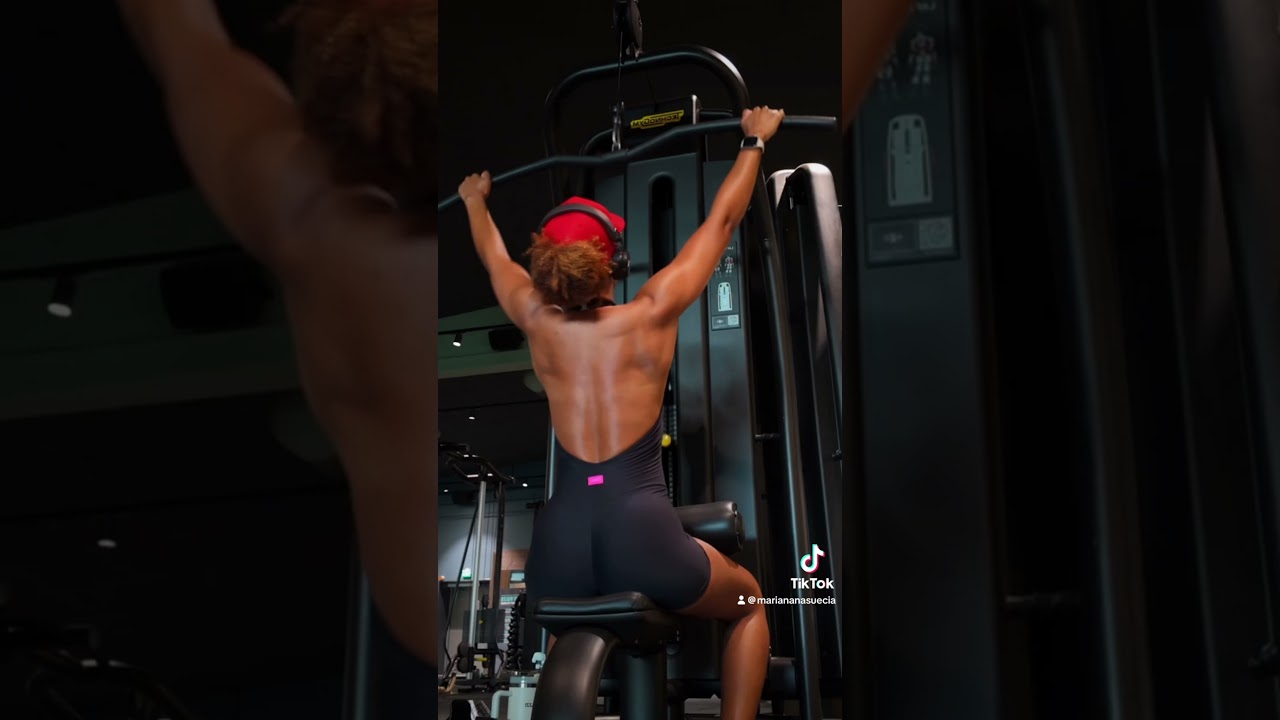 Look at this before and after of my back in just 6 months!! #bodybuilding #beforeandafter