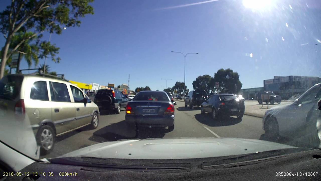 Lane Splitter T-Bones Car Turning Right in Traffic - autoevolution