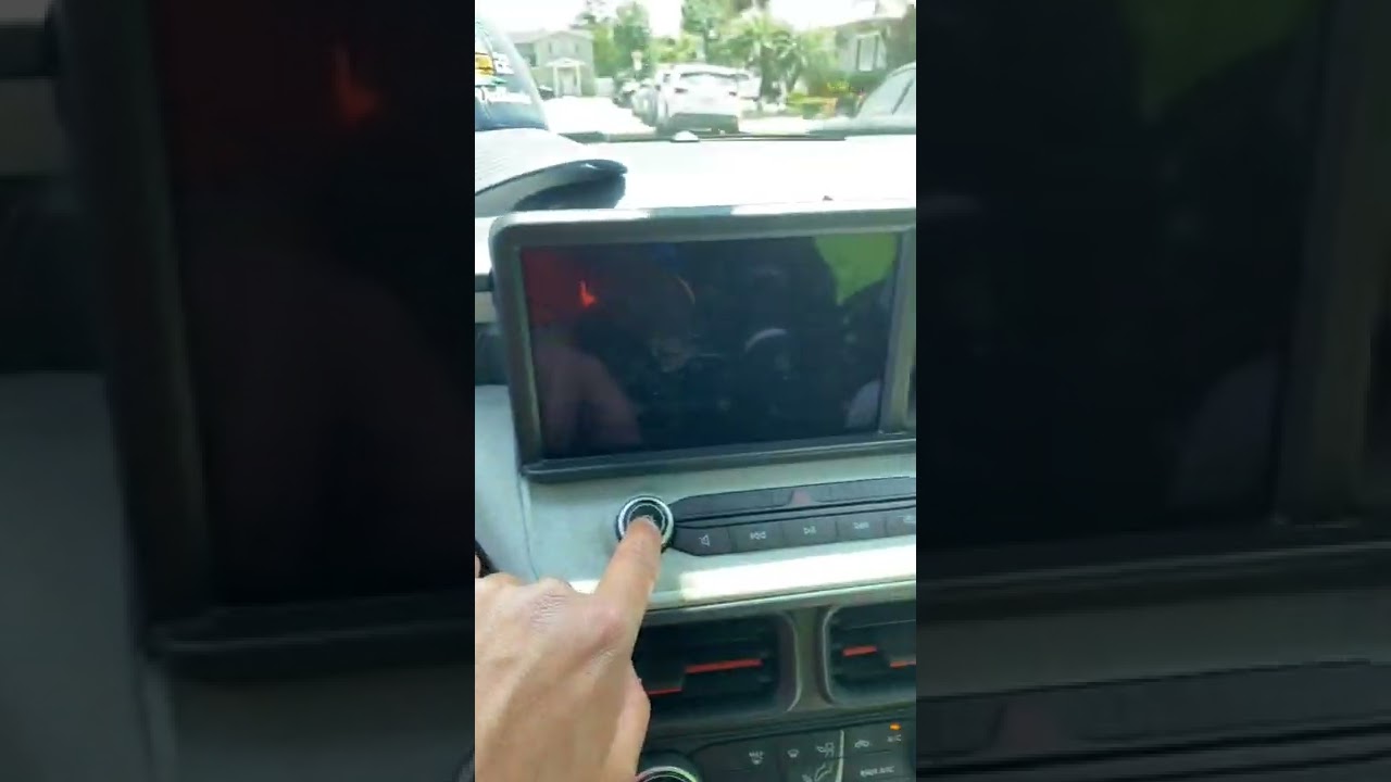 Ford Maverick entertainment Screen glitch - dark screen