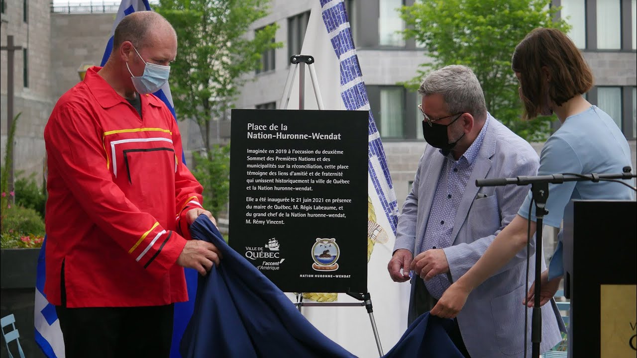 La place de la Nation Huronne Wendat s'installe sur le terrain de l’hôtel de ville