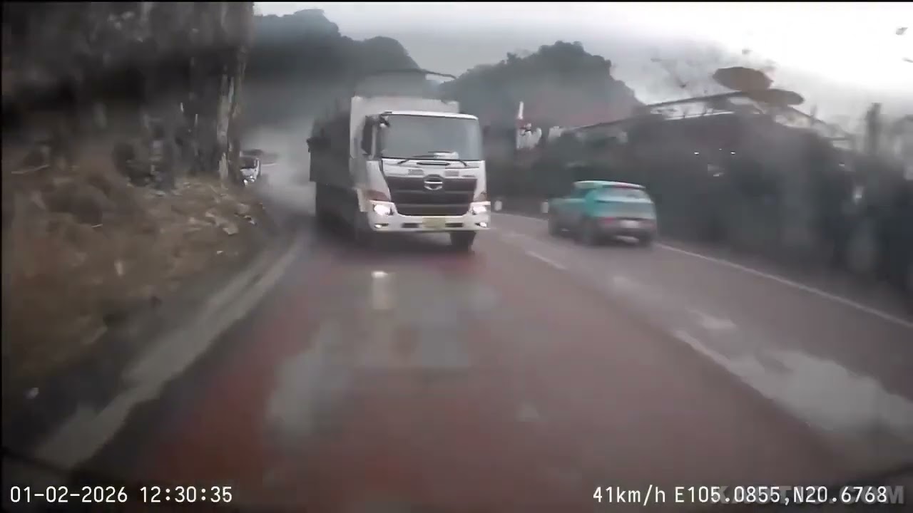 Truck with no brakes causes chaos