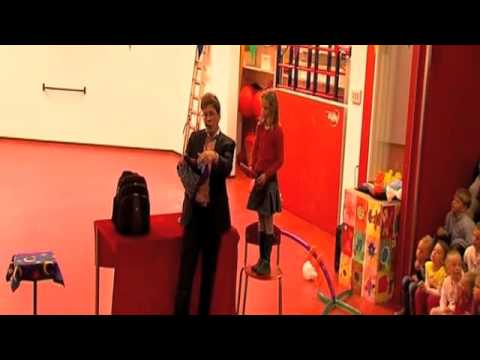 Paraplutruc van schoolgoochelaar voor kinderen in de goochelshow voor kinderfeest