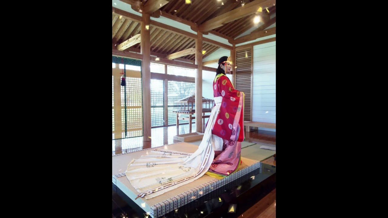 Experience wearing Junihitoe( twelve-layered kimono).