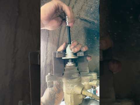 Utilizando o Raven 106500 - Conjunto de ferramentas para retornar êmbolo de pinças de freio traseiro