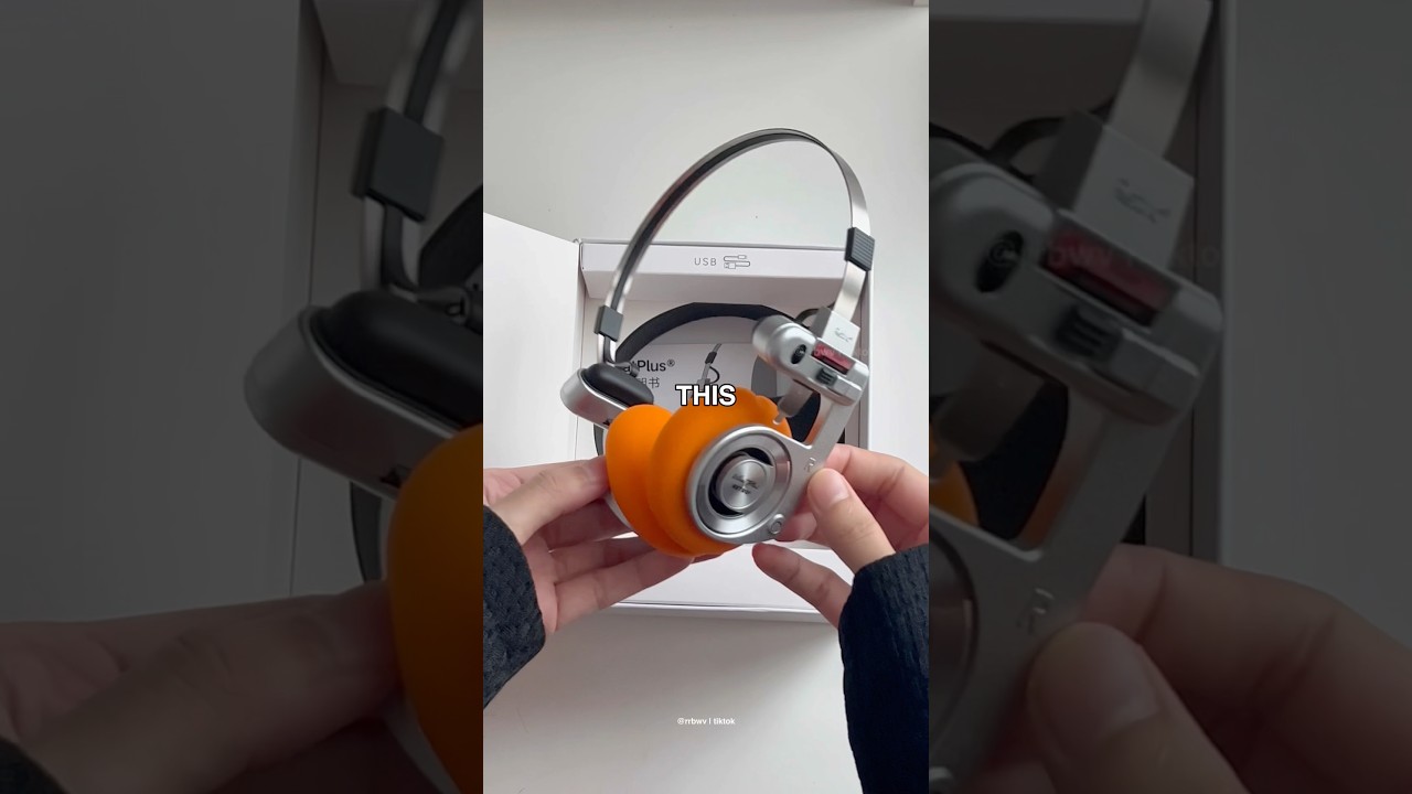 my best retro headphones so far!! the sound is GIVINGG 🤚✨🎧 #retro #headphones #headset #music