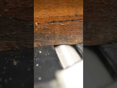 The TSPL152 surface planer doing its thing on Sipo Mahogany! 👌