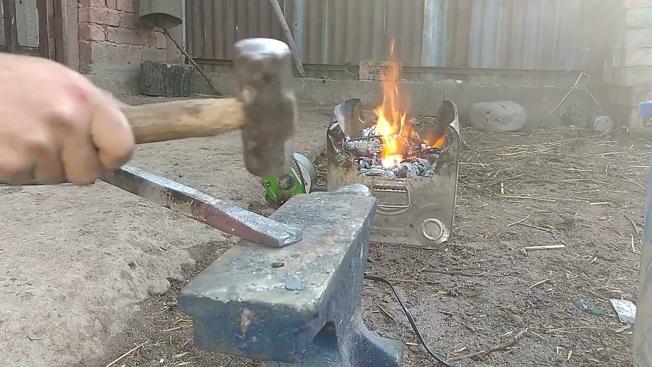 blacksmithing: restoring a broken crowbar .