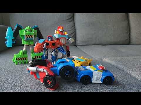 Playing with our transformers toys!