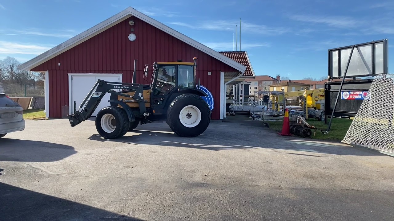 Traktor Valmet 465-4 med frontlastare och flera redskap