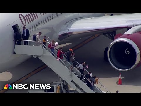 White South Africans arrive in U.S. from Johannesburg