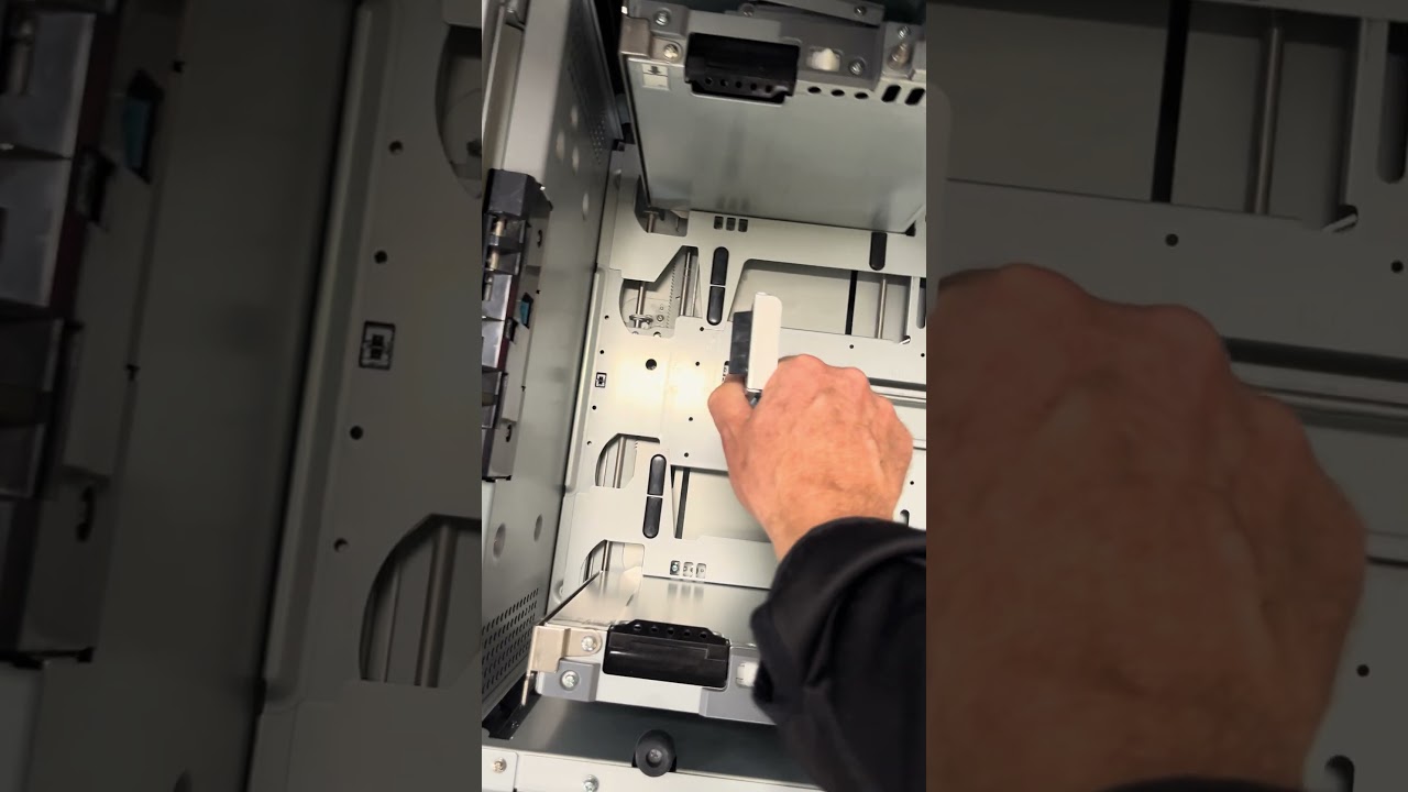 Reset guides on paper feed tray
