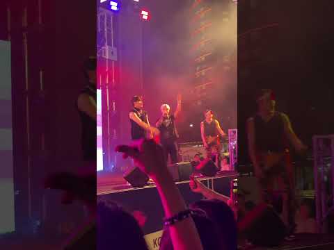 @MCNDOfficial CastleJ & Win sending hearts #Dubai #MCND #Kpop #short #shorts #Live #엠시엔디 #MCNDBic