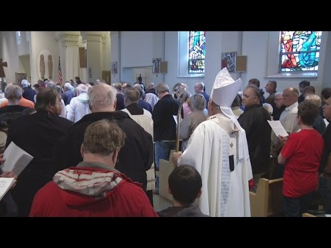 Archbishop Listecki honors veterans at Calvary Cemetery ceremony