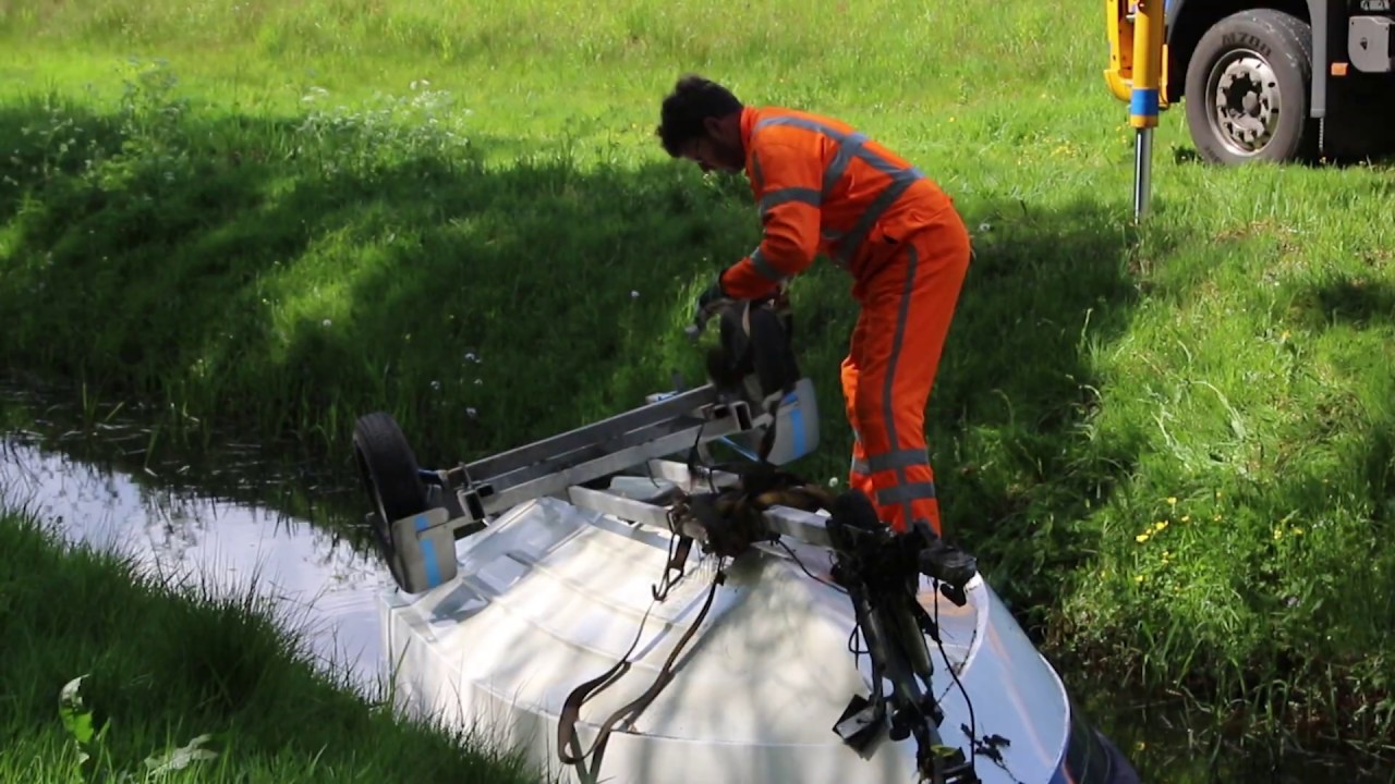 Trailer met boot de sloot in op A28 Assen(Video)