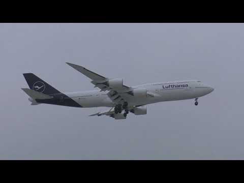 Lufthansa Boeing 747-830 D-ABYA im neuen Design überfliegt Flughafen Dresden