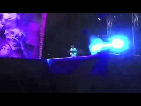 Kanye West Falling Off Stage In Norway! | smokesomething
