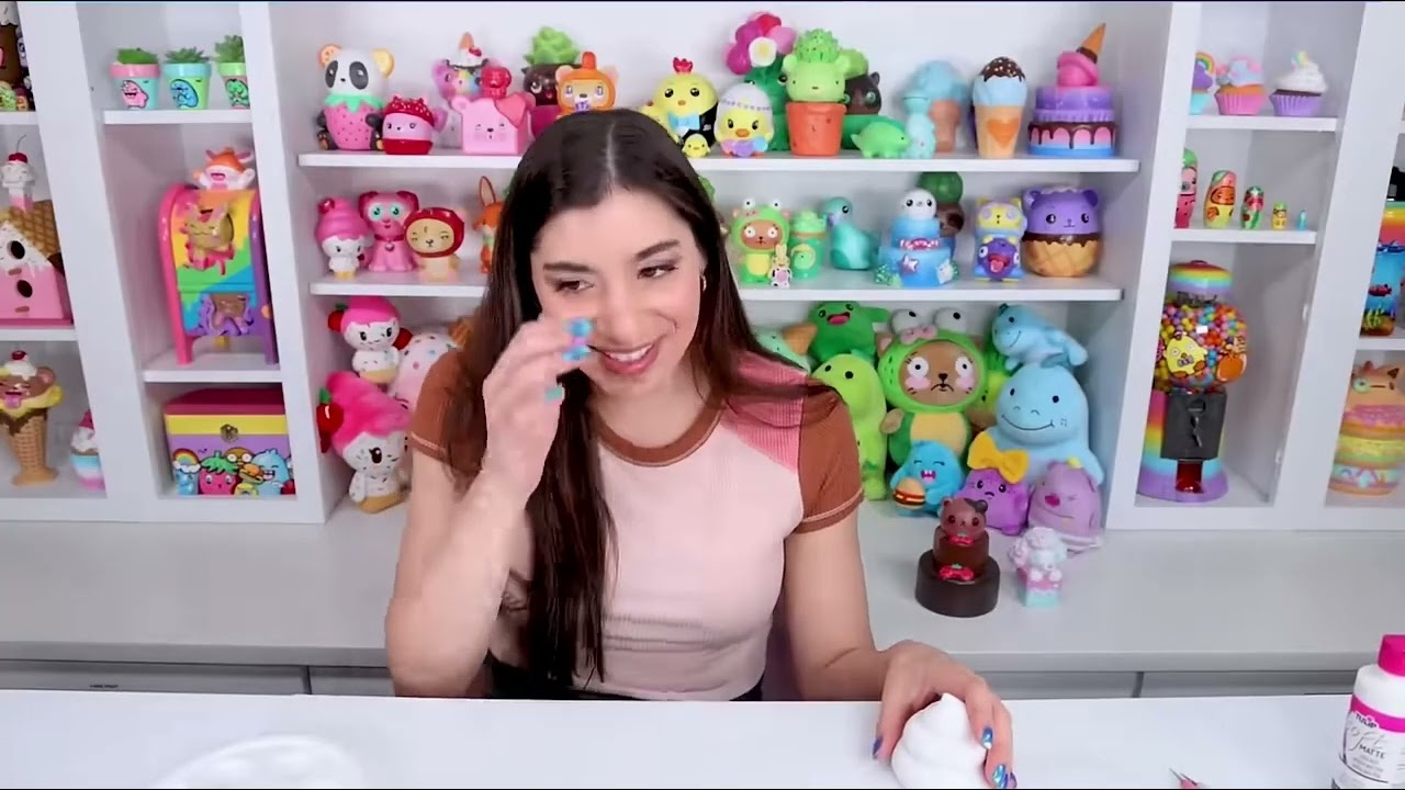 @MoriahElizabeth gets jumpscared by Jordan