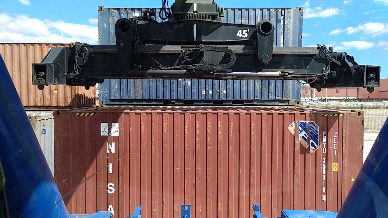 ELEFORMA. CURSO OPERADOR REACH STACKER. APRENHESION DE UN TEU 20 PIES