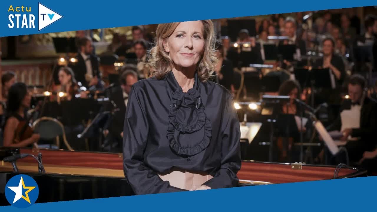 Julie Gayet, souveraine du total look noir : les raisons de son ...