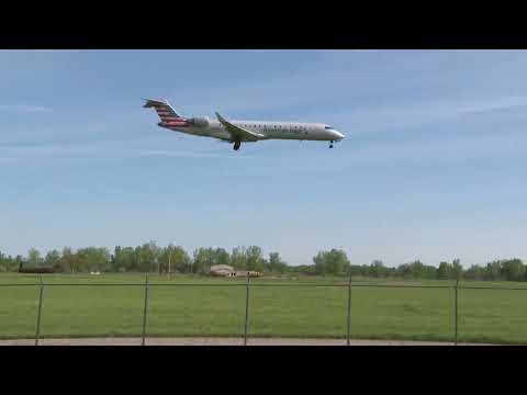 Sky-West plane makes emergency landing at South Bend Airport (Raw Footage)