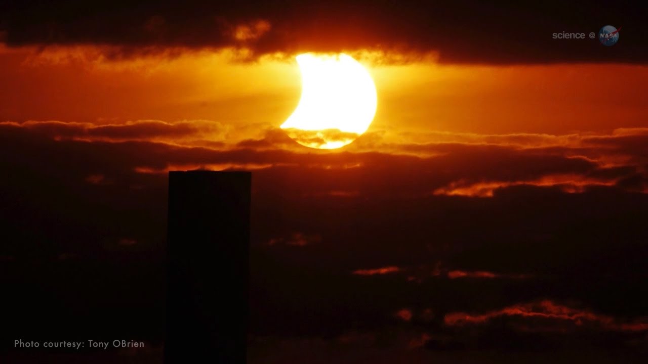 Un eclipse solar al atardecer