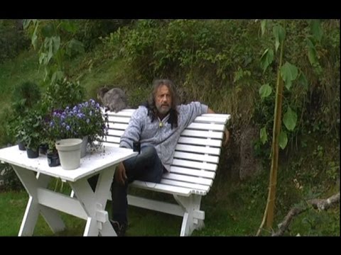 Garden talk and tales with a WCS 999 wireless microphone