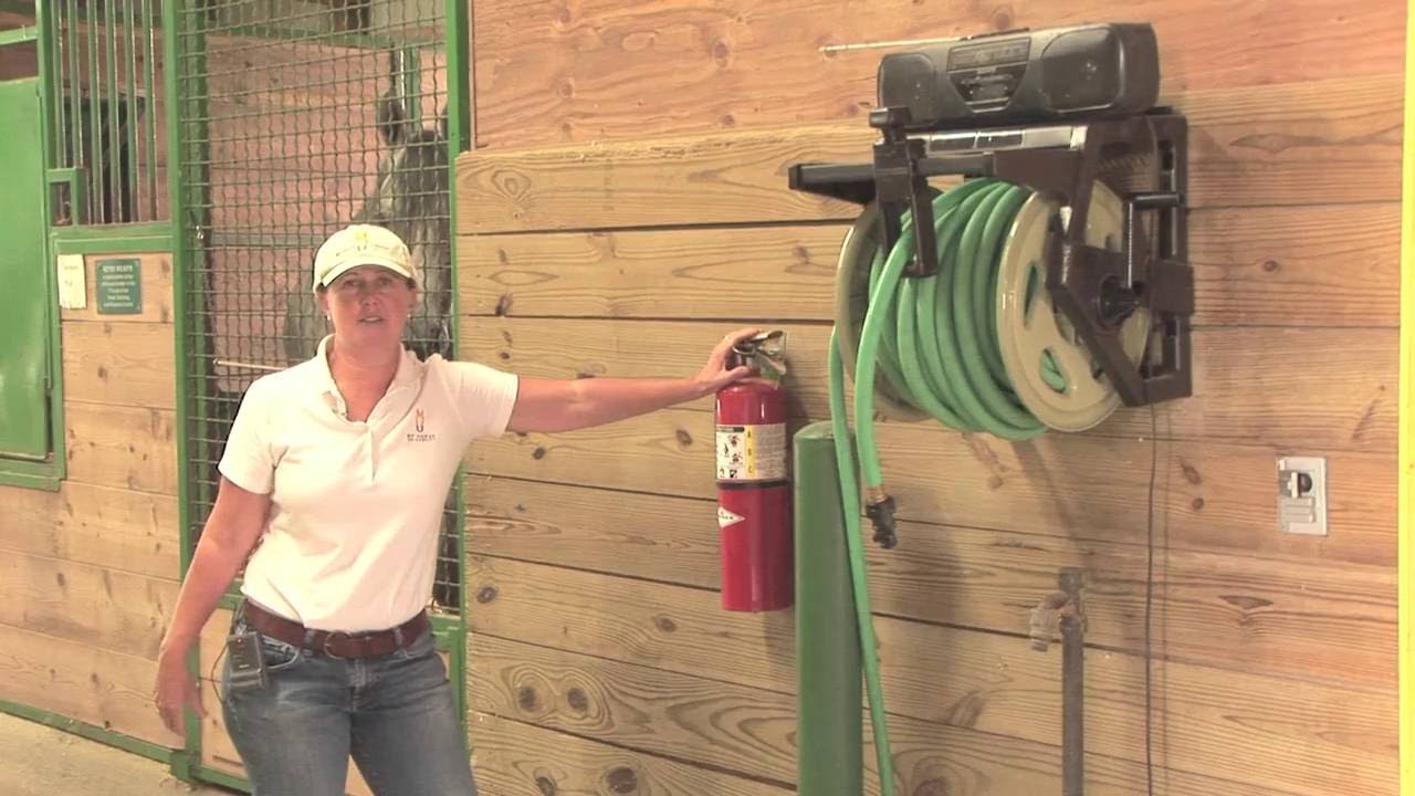 Horse Barn: Barn Alleyway Design