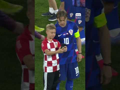 Everyone wanted a photo with Luka Modric ???????? ????
