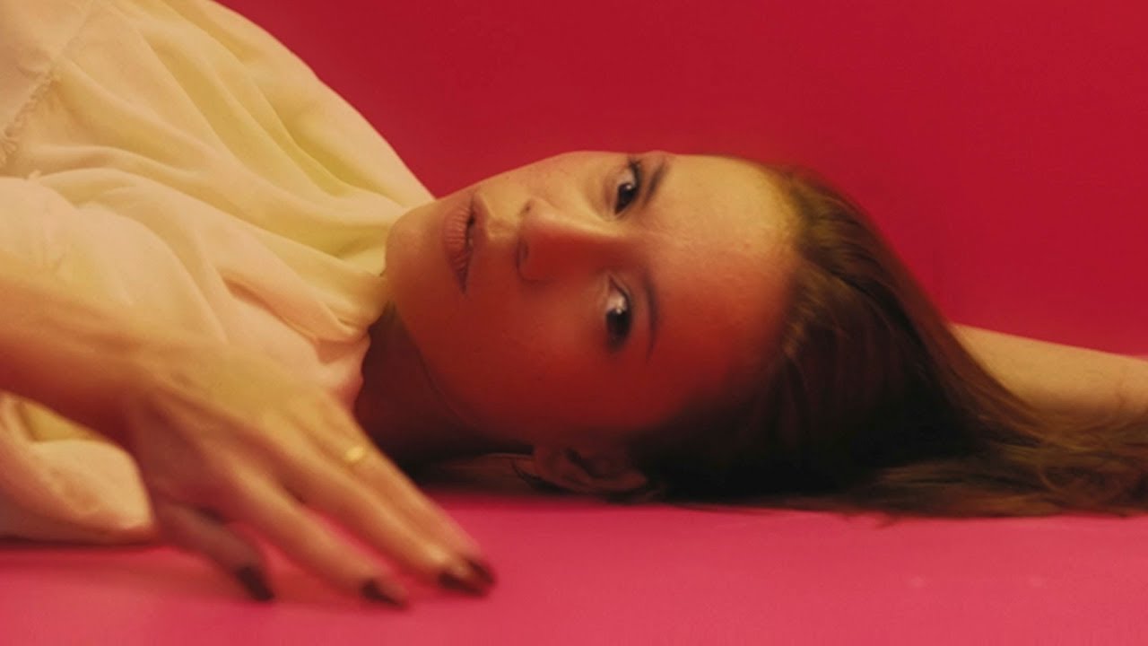 Shae Comeback, Lewat Lagu Love With You Sebagai Penyanyi Solo - MediaBanten.Com