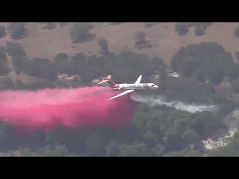 Watch how an MD-87 air tanker drops retardant on a Texas wildfire