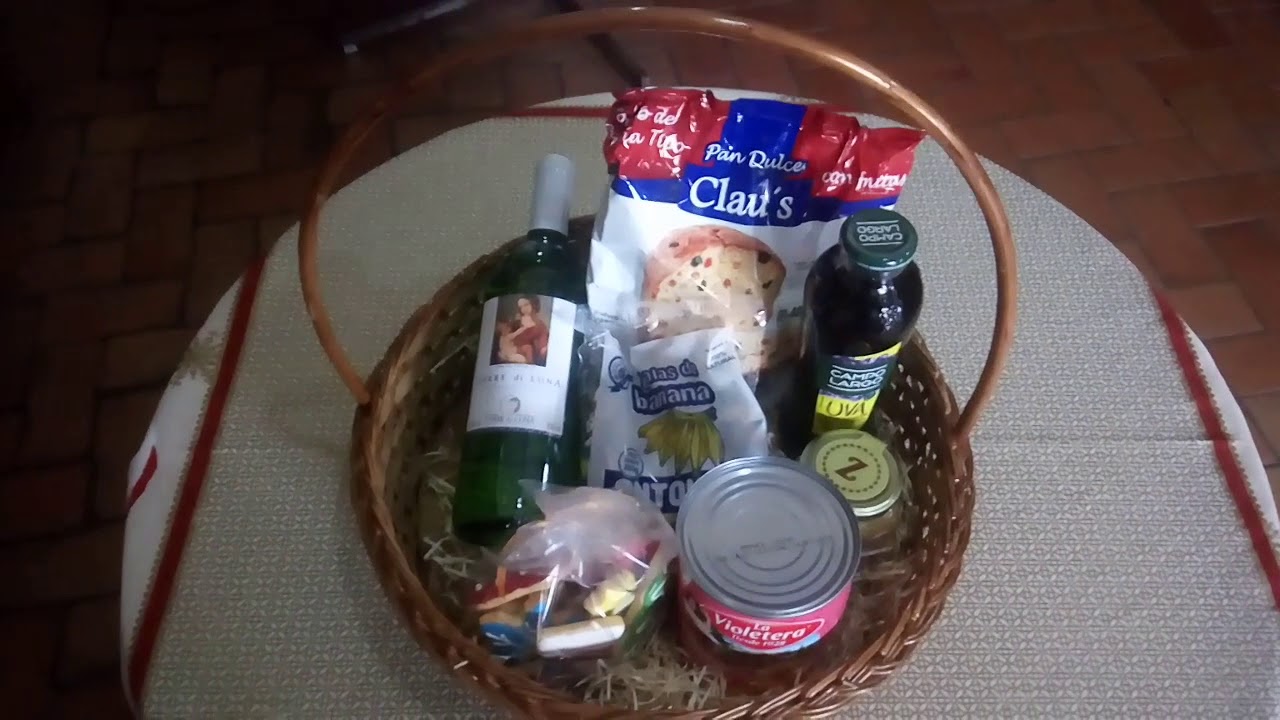 Cesta de Natal com panetone e vinho