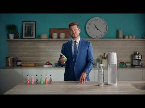 Michael Bublé prépare les nouvelles bubly drops🅪 pour SodaStream