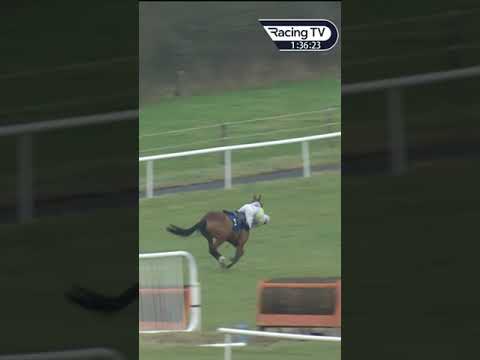 Paul Townend performs a minor miracle at Thurles! 🤯 - Racing TV