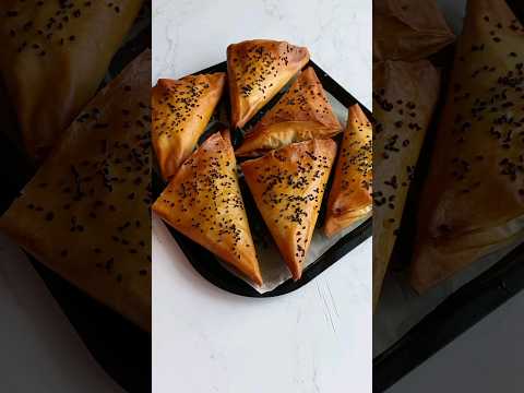 Spanakopita - Greek Spinach Pie 🇬🇷🌿🥧 #spanakopita #shorts #spinach #pastry #greekfood #phyllo