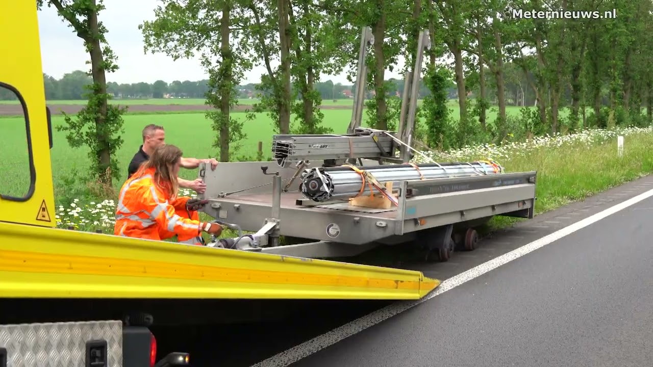 Klapband aanhanger raakt tegemoet komende auto N381 Hoogersmilde(Video)
