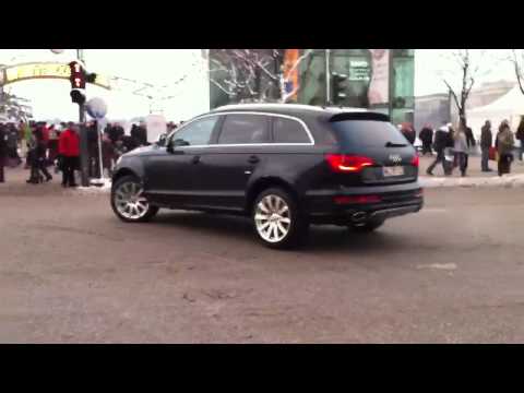 Audi Q7 V12 TDI drive off in Hamburg