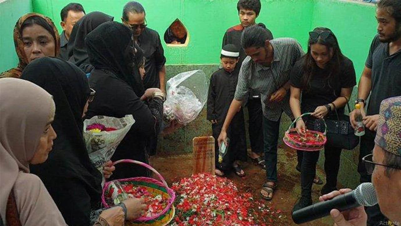 Prosesi Pemakaman Dian PP yang Dimakamkan Satu Liang Lahat dengan Sang ...