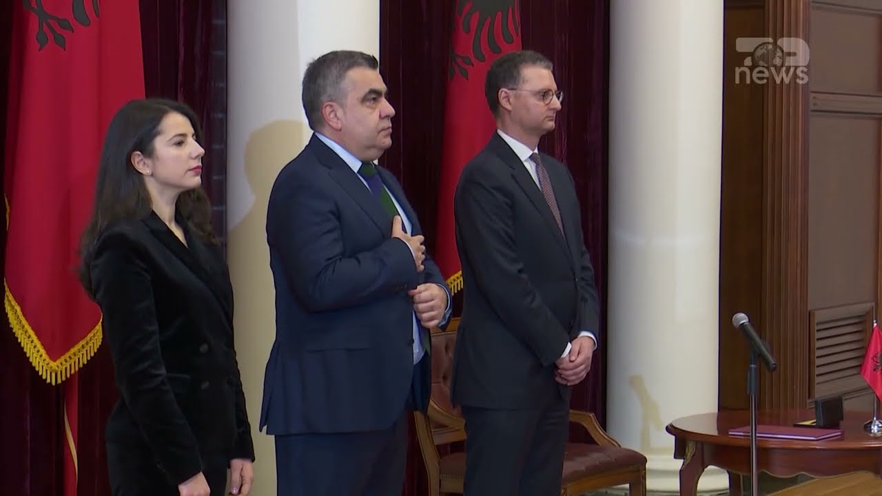 Top News/ Ministrat e rinj betohen në presidencë/ Marrin detyrën ... Top News/ Ministrat e rinj betohen në presidencë/ Marrin detyrën ...