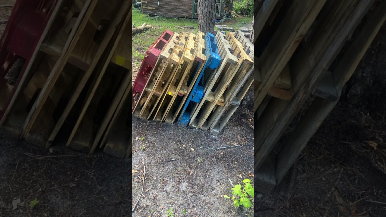 Using pallets to build a fence #offgridlifestyle #diy #fencing