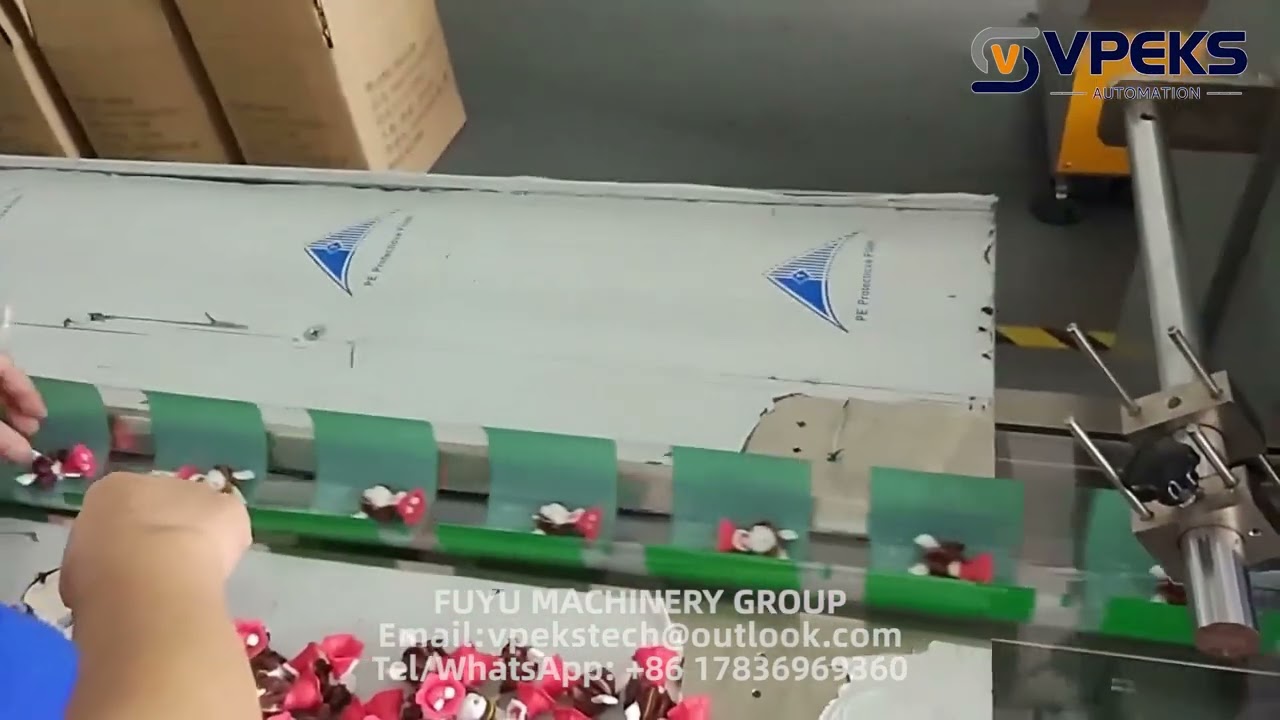 Customized flow packaging machine for small products, toys, dolls and candies