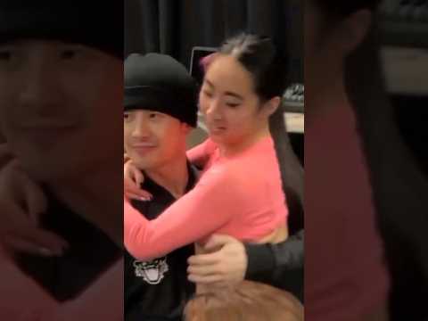 Pay attention to his hand🥺 Jackson is attentive to everything❤ #jacksonwang #magicman #teamwang