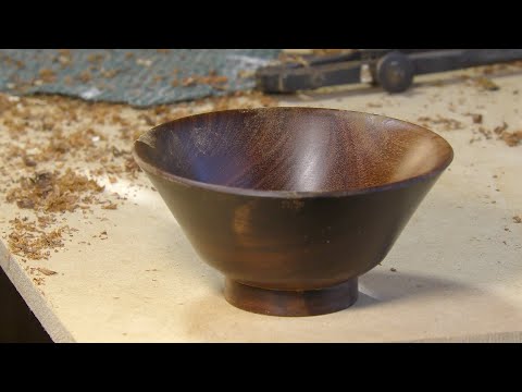 Richard Raffan turns a gidgee bowl