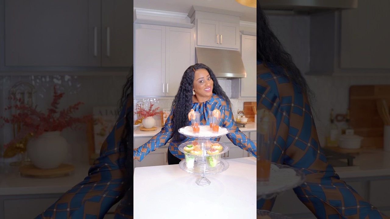 Easy and quick DIY cupcake stand 🤯#DIY #easydiy #dollartree #holidaycrafts #dollartreediy #shorts