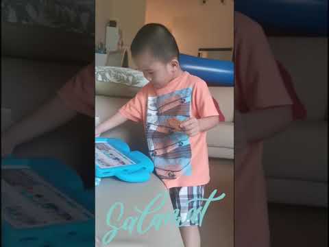 How do you say SALAMAT? | Theo wants to say Salamat | Theo learning Tagalog