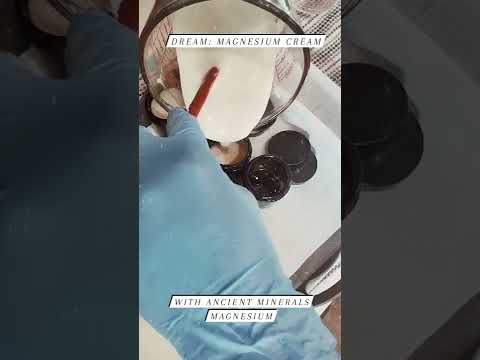 DIY Magnesium Cream smooth and full of ancient minerals magnesium.