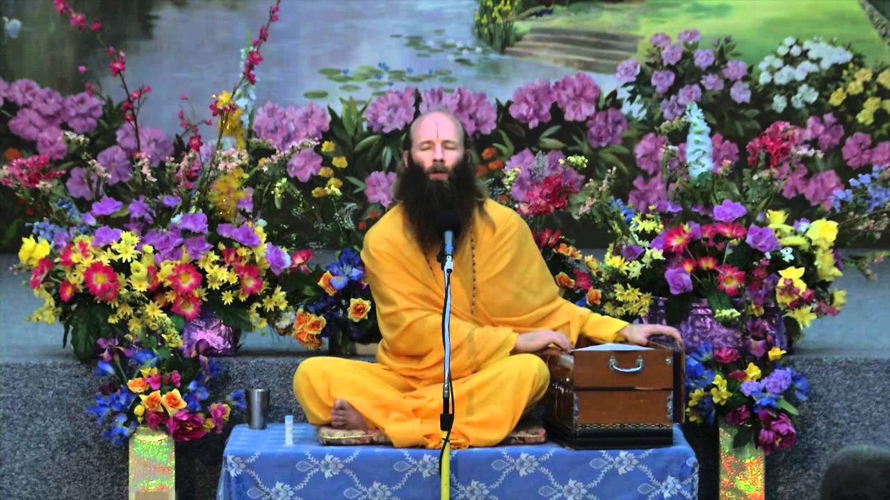 Kirtan sung by Swami Nikhilanand - Radhey Radhey Govinda Bhajo