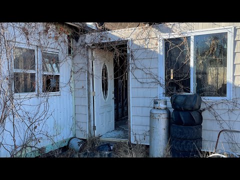 Abandoned Home - Found an Old Van & 1980s National Geographic Magazines!