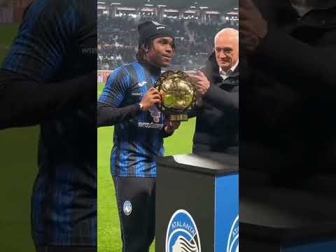 Ademola Lookman unveiling African Best Player trophy to Atalanta fans #ademolalookman